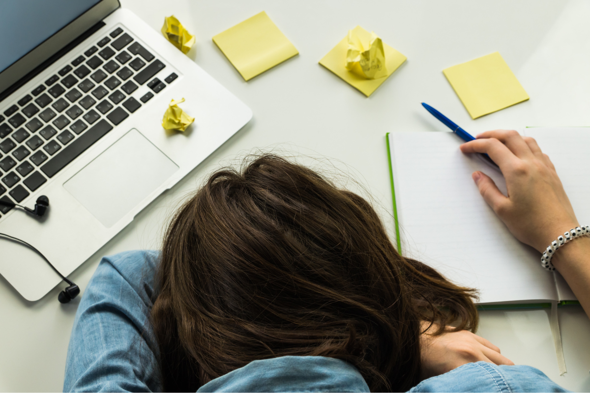 Burnout: Ποια τα συμπτώματα και τι είναι το σύνδρομο επαγγελματικής ...